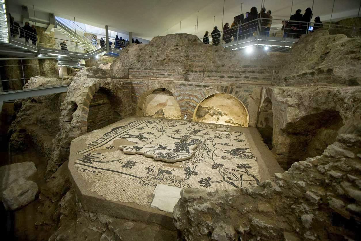 Eva's Travel Diaries: The Vatican: the Via Triumphalis necropolis